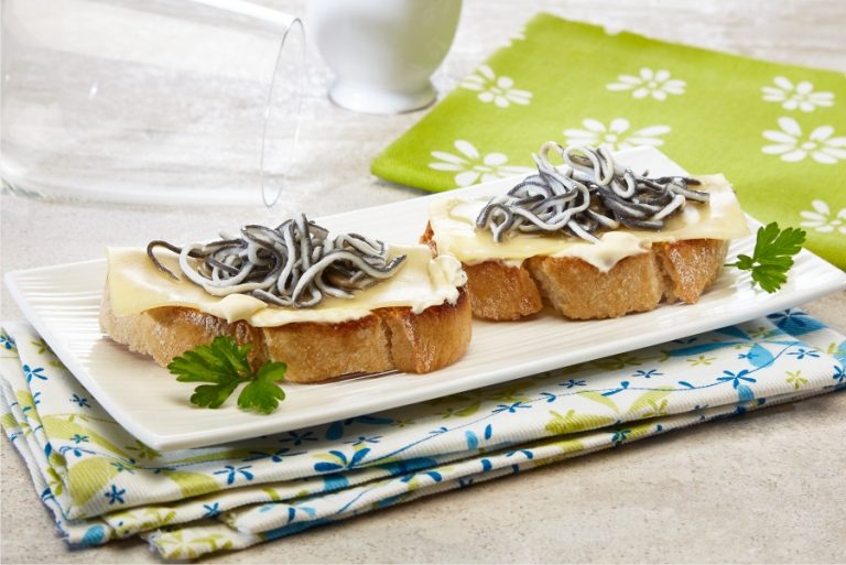 Tostas de mayonesa, queso y surimi tipo angulas | Supermercados Froiz